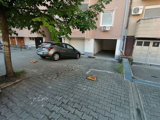 Odlična veća garaža 17m2,može i auto ispred