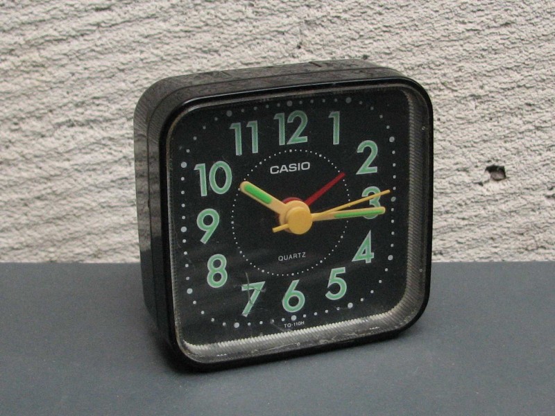 = CASIO Quartz - Made in Japan - 6 x 6cm