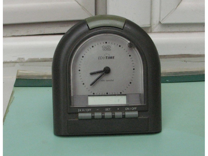 = Stoni kvarcni sat - radio kontrolisan