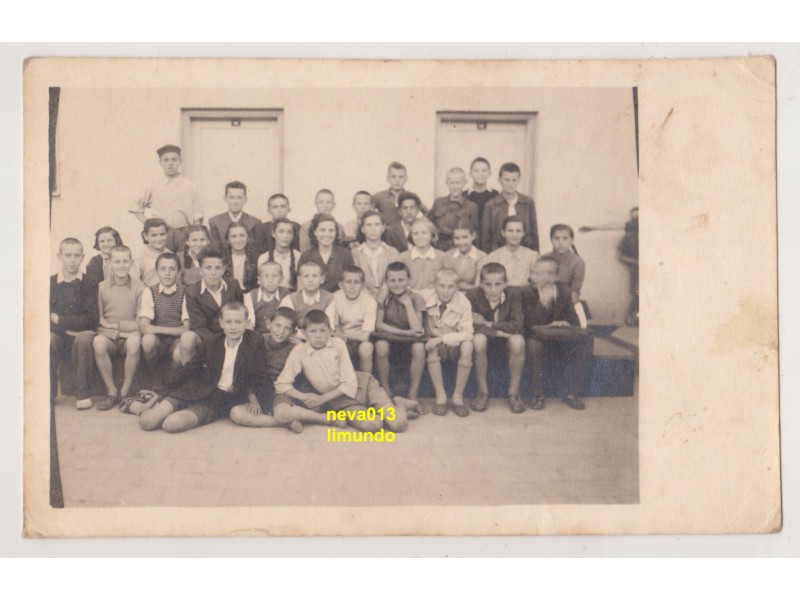 Stara FOTOGRAFIJA - UCENICI SA UCITELJICOM