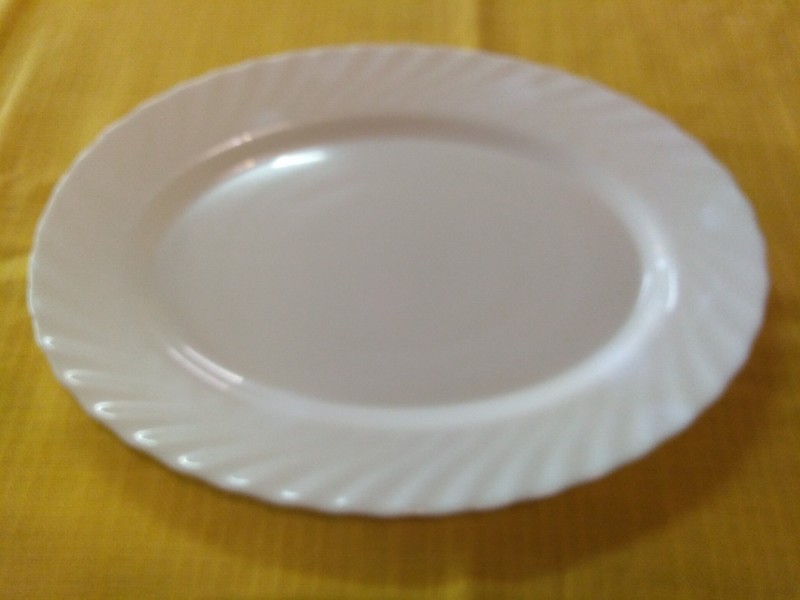 oval za posluženje od belog akropala