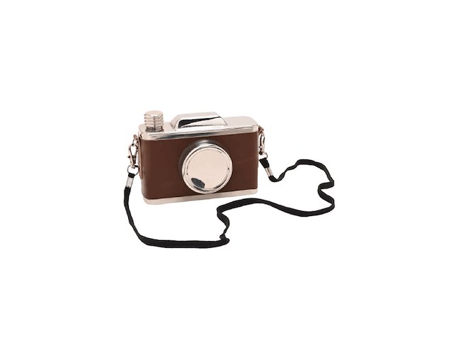 Pljoska - Harvey Makin, Camera