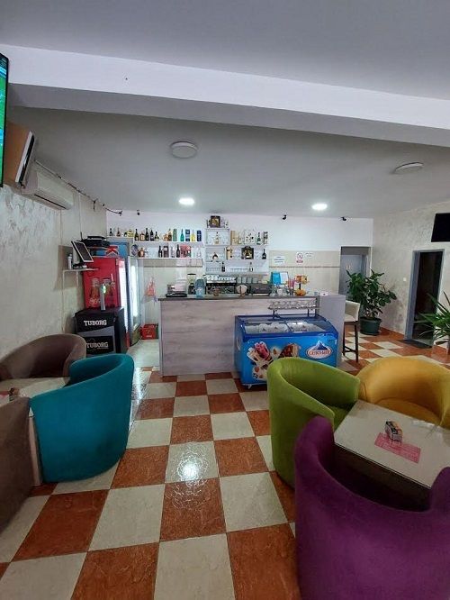 Potrebne radnice, Caffe Enigma