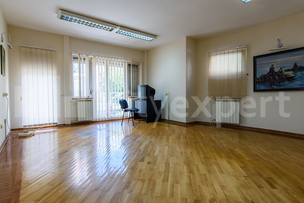 Poslovni prostor za izdavanje BEZ PROVIZIJE: Ostalo, 200m², Slikarska, Zemun - 1250€