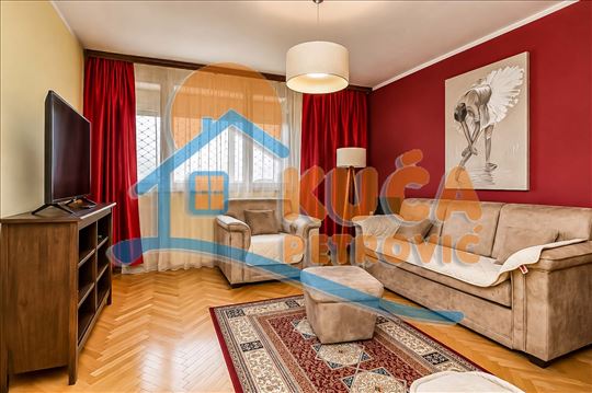 Dvoiposoban stan 69m2 u Duvaništu, 5. sprat, lift,
