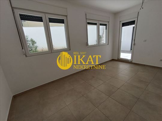 Voždovac, Dušanovac 104m2, 2.5 stan sa dvorištem