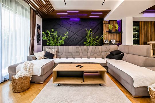 Lux četvorosoban dupleks - stan , top lokacija , Č