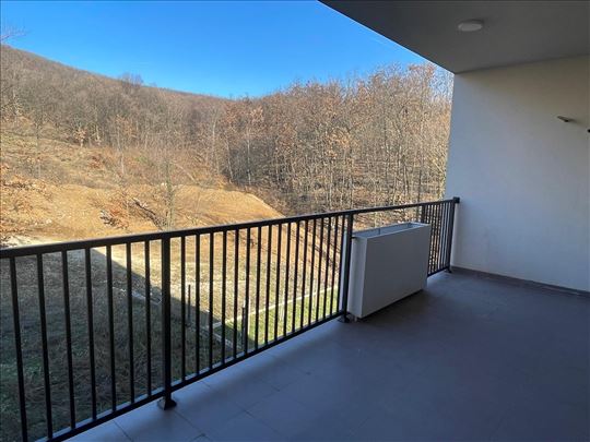 Moderan trosoban stan sa panoramskim pogledom
