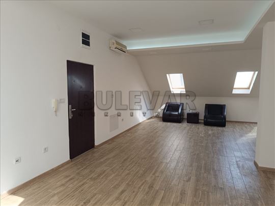 Izdaje se namešten stan u potkrovlju kuće, 69m2, g