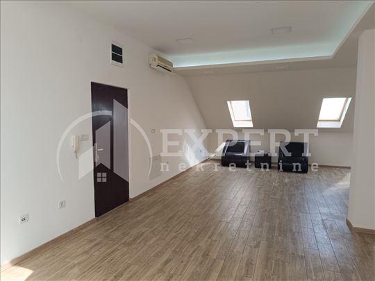 Izdaje se namešten stan u potkrovlju kuće, 69m2, g