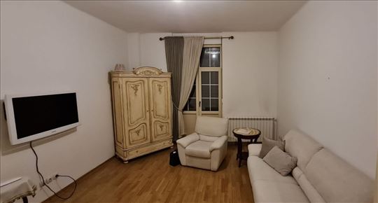 Izdaje se jednosoban u ulici Kneginje Zorke