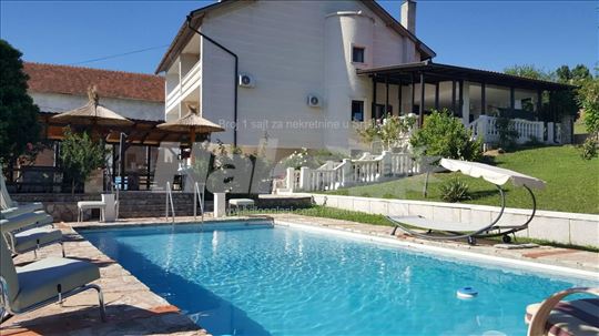 Villa sa Bazenom