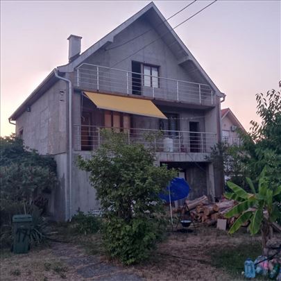 Kuća ispod smokve u zelenilu