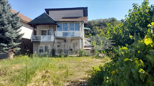 Novija kuća na ulazu u Beočin izlaz na 2 ulice