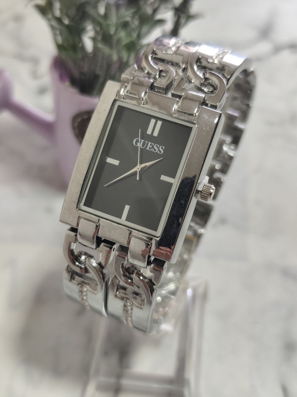GUESS ženski ručni sat – elegantan pravougaoni dizajn - Kućište