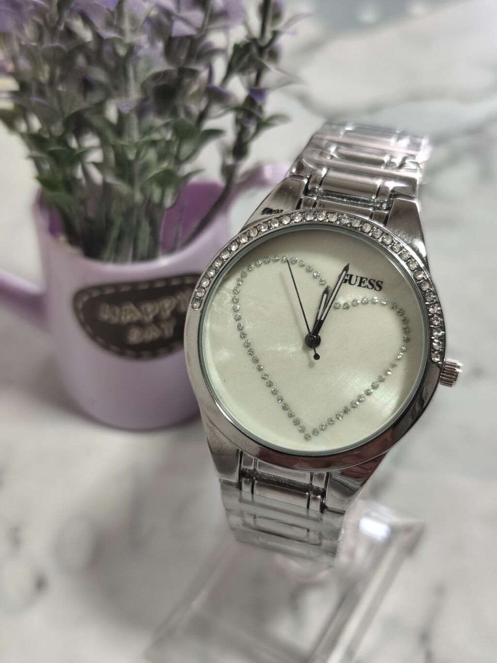 GUESS ženski ručni sat – elegantan i ženstven dizajn - Kućište i