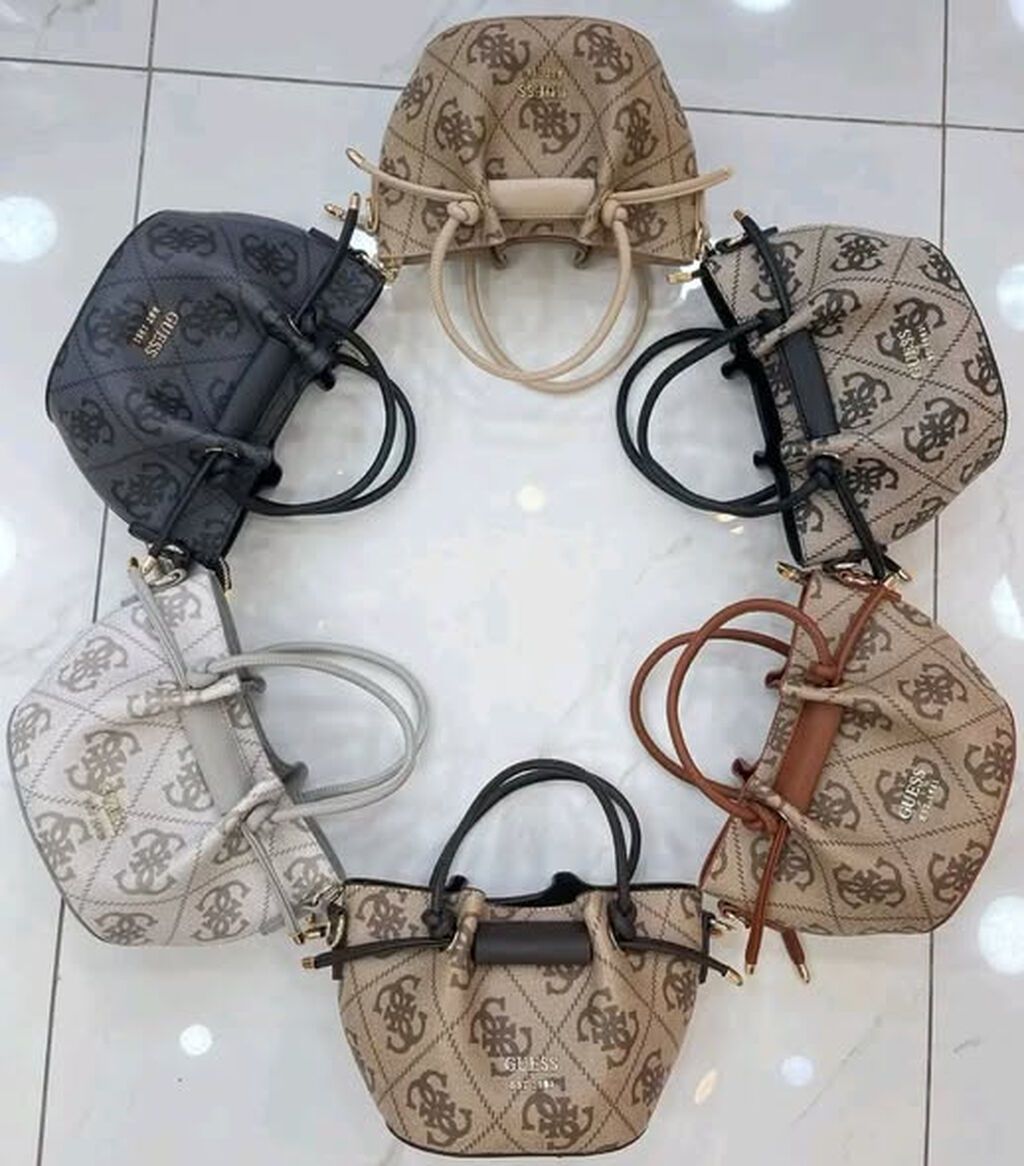 GUESS ženske torbe – monogram kolekcija - Model: kompaktna ručna