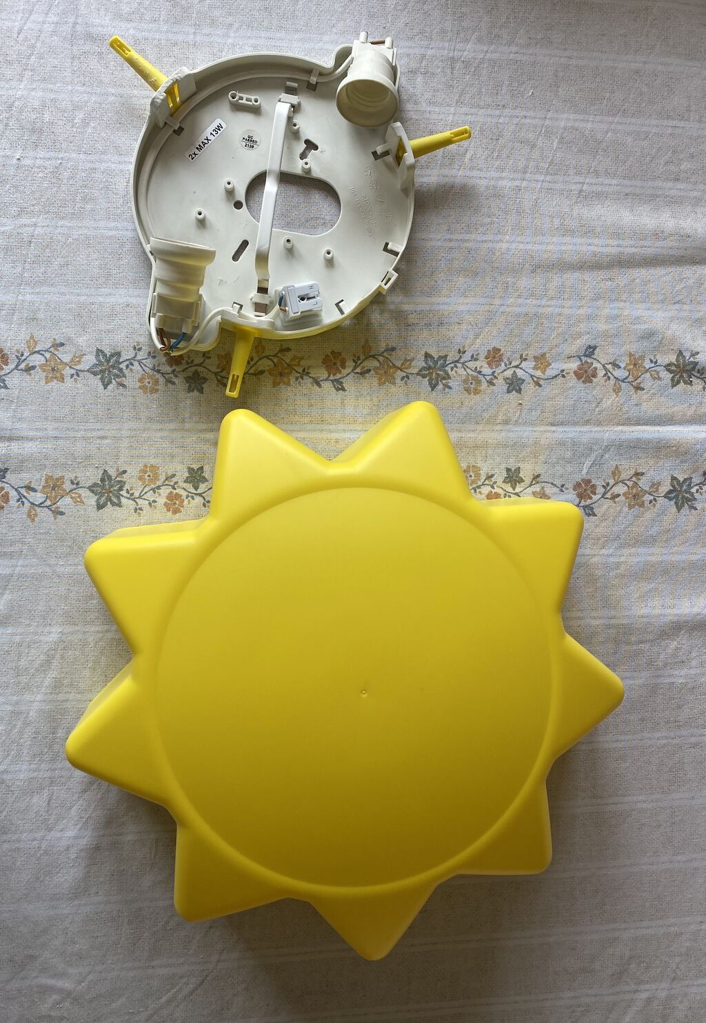 IKEA plafonjera za dečiju sobu Sunce