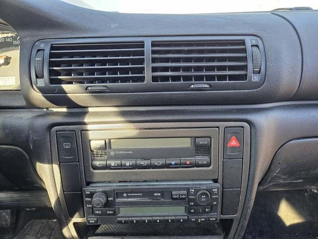 RADIO CD ZA VOLKSWAGEN PASSAT B5