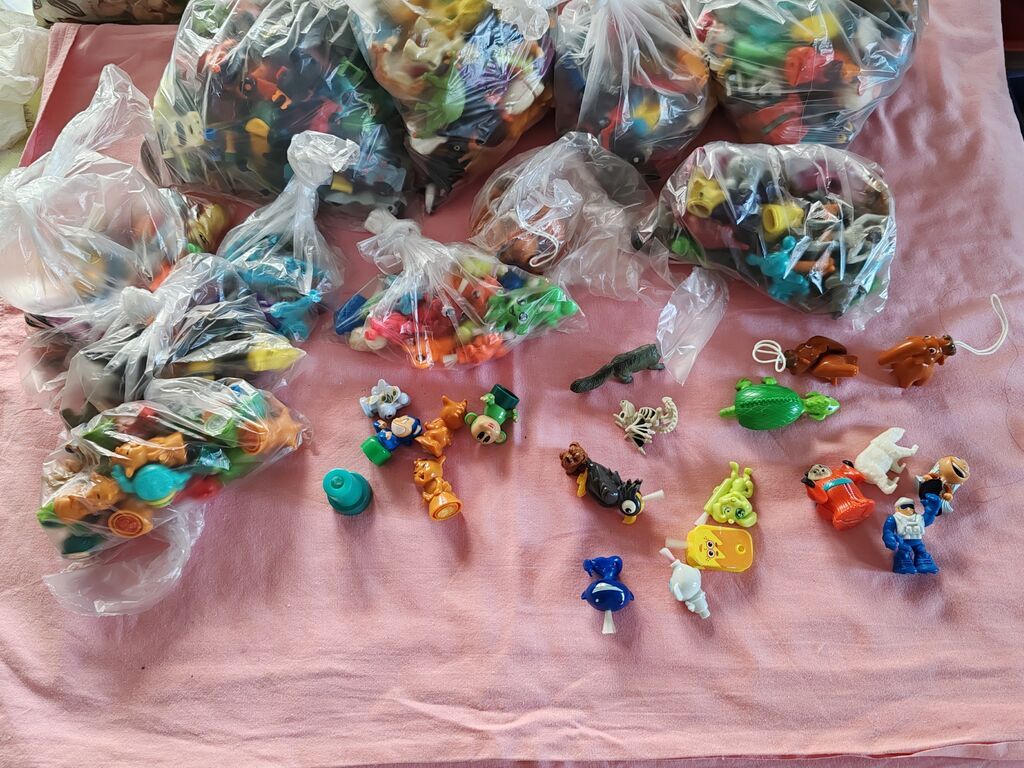 Velika kolekcija malih figurica i igračaka iz kapsula - Mešovita lot