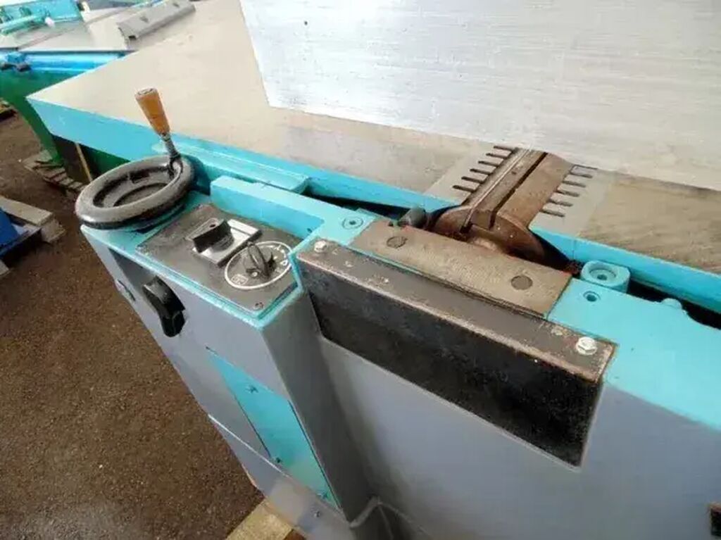 Abrihter sa dihtom Dimenzije radnog stola: 2250 x 500 mm    Dubina