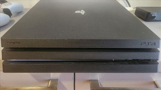 PS 4 PRO + džojstik i 23 originalne igre