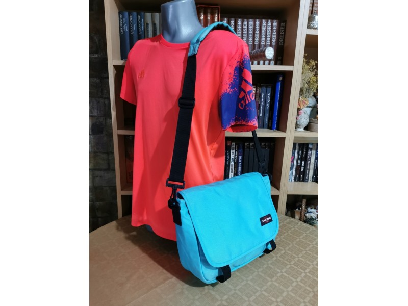 4. EASTPAK U.S.A. VRHUNSKA TORBA