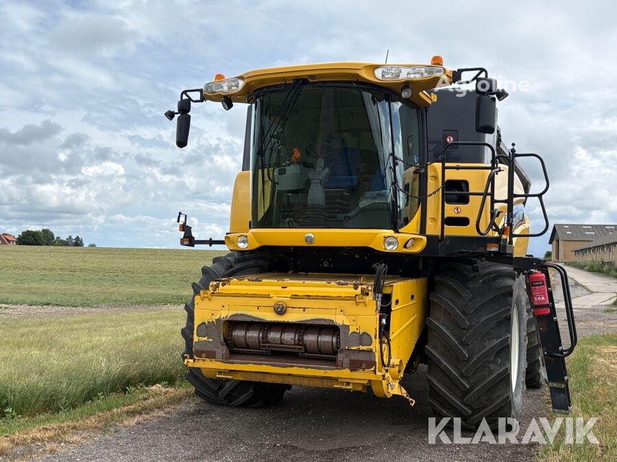 Prodaje se New Holland CR9080 kombajn za žito na aukciji