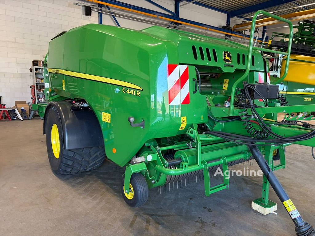 John Deere C441R balirka za okrugle bale