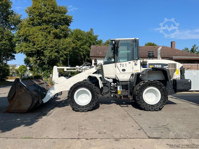 Utovarivač
Komatsu WA250 WA250-6 Radlader*Klima*Hochschaufel*Recyc...