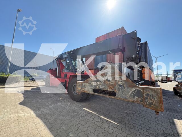 Reach stacker
Kalmar DRG450-65S5