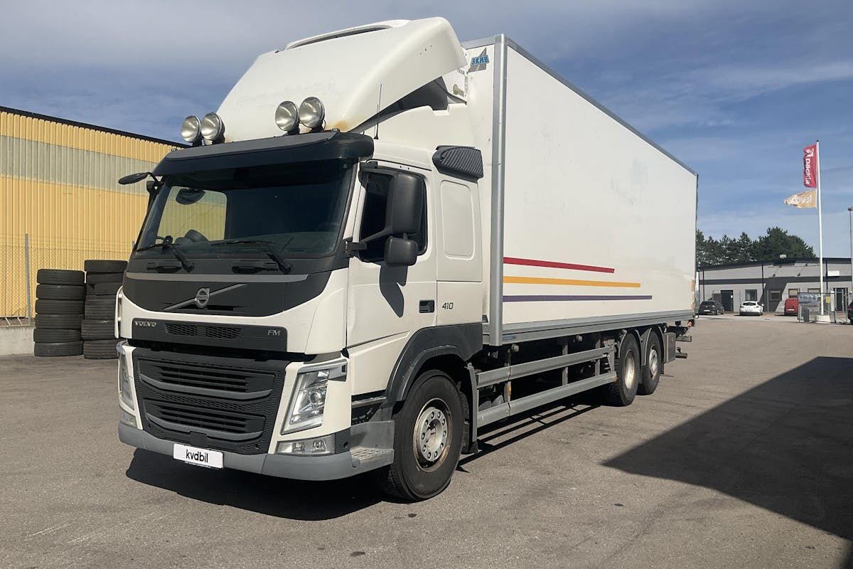 Prodaje se Volvo FM410 6x2 kamion furgon na aukciji