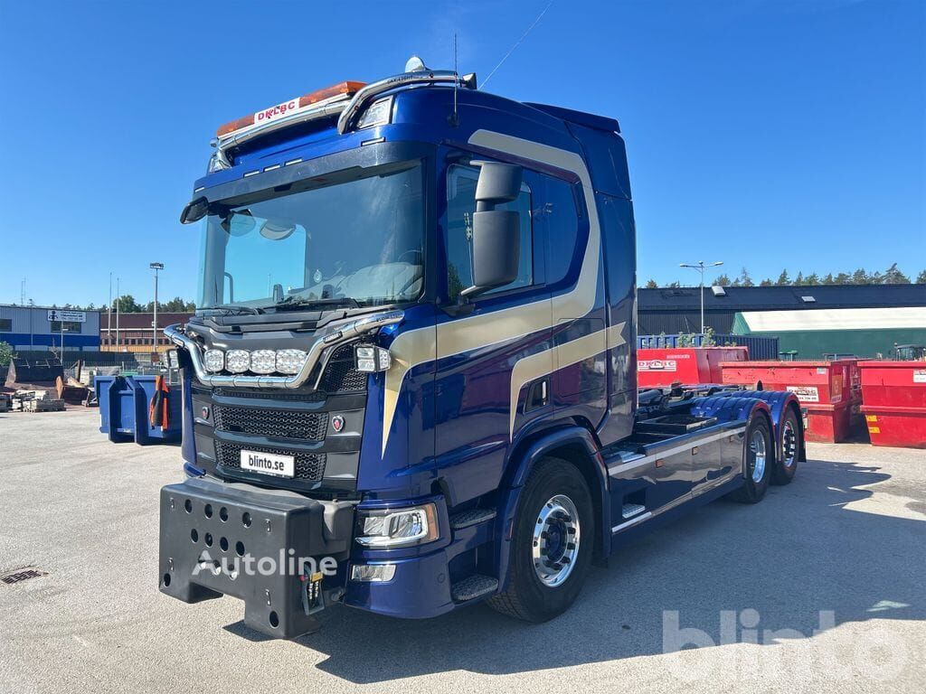 Prodaje se Scania R650B6X2*4NB rol kiper sa kukom na aukciji