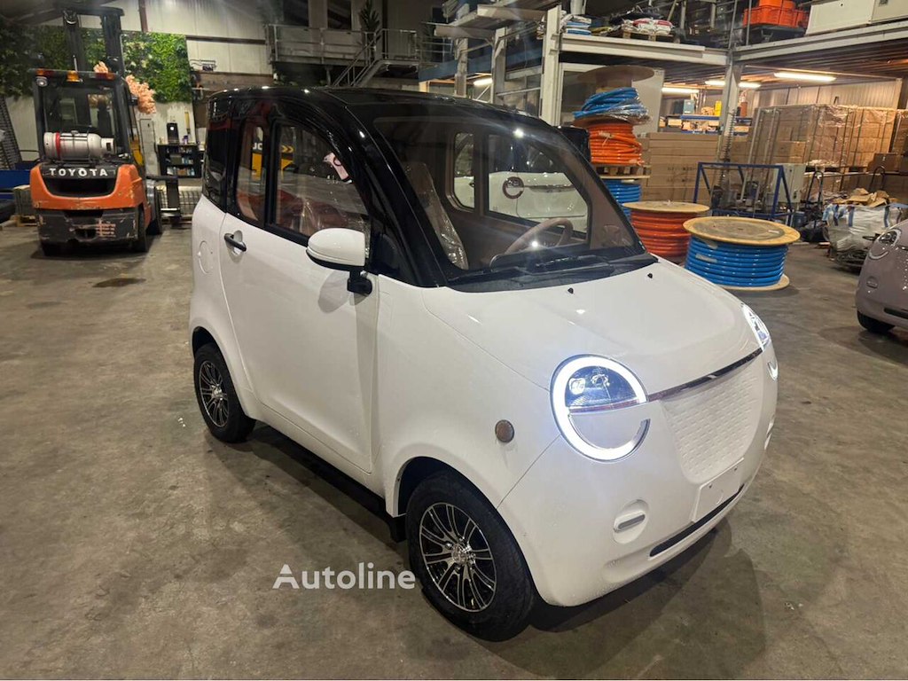 Prodaje se White moped na aukciji