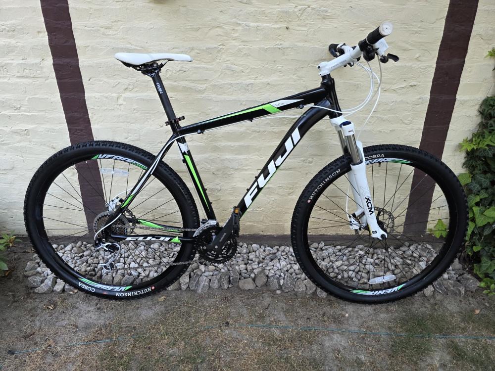Fuji Nevada 29 M-L Size