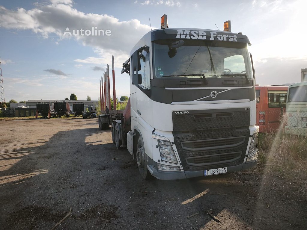 Volvo FH tegljač + poluprikolica za prevoz drva