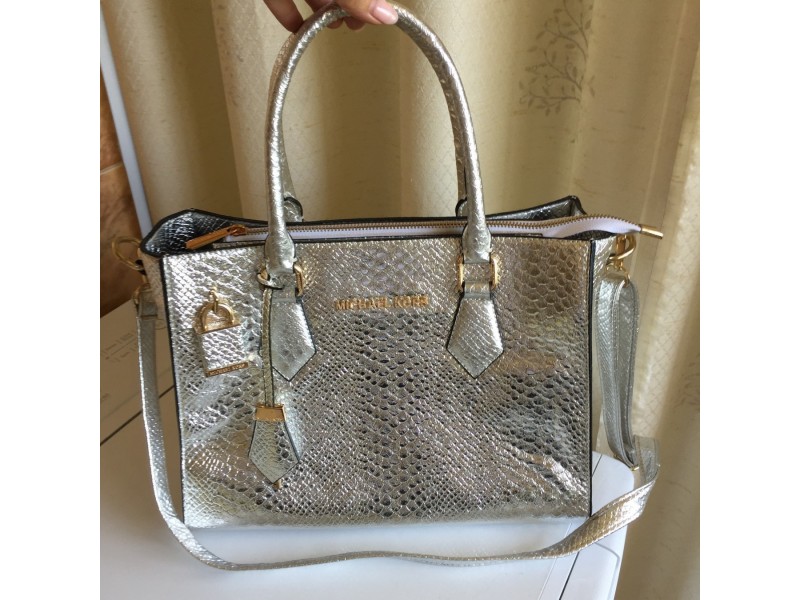 MICHAEL KORS srebrna torba KAO NOVA