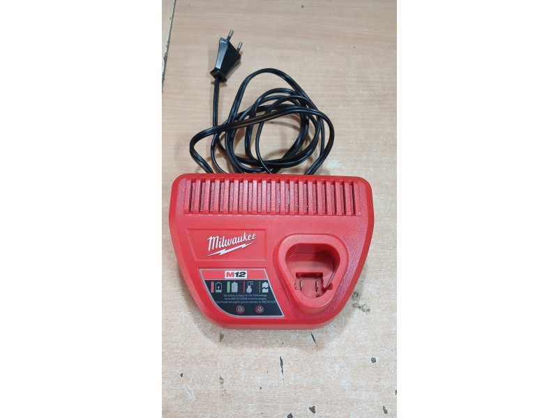 Milwaukee punjac 12V