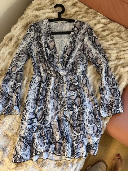 Elegantna haljina sa snake printom i volanima