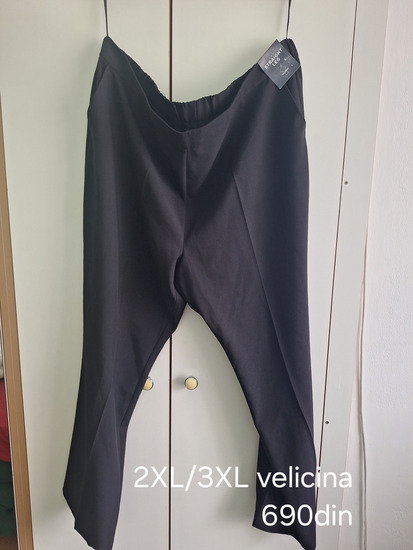 SNIZENJE Crne "Straight Leg" pantalone
