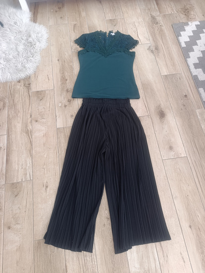 Plisirane pantalone i majica