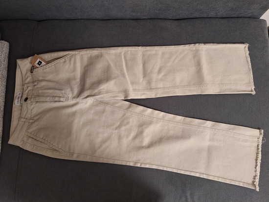 Kvalitetne bež nove pantalone