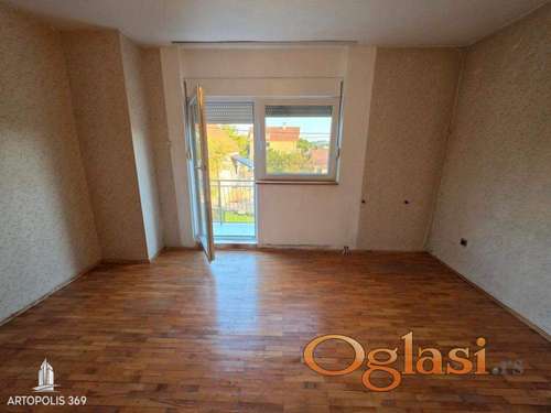 Uknjižena kuća, 250 m2, 7,5 ari, 3 odvojena stana ID#1467