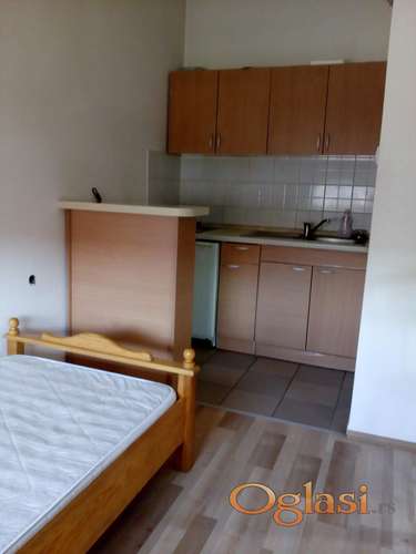 Izdajem garsonjeru u centru Zrenjanina