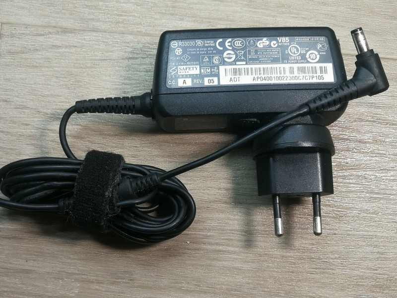 Adapter ADP-40TH A 19V --- 2.15A
