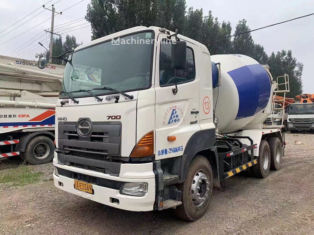 Hino 700 kamion s mešalicom za beton