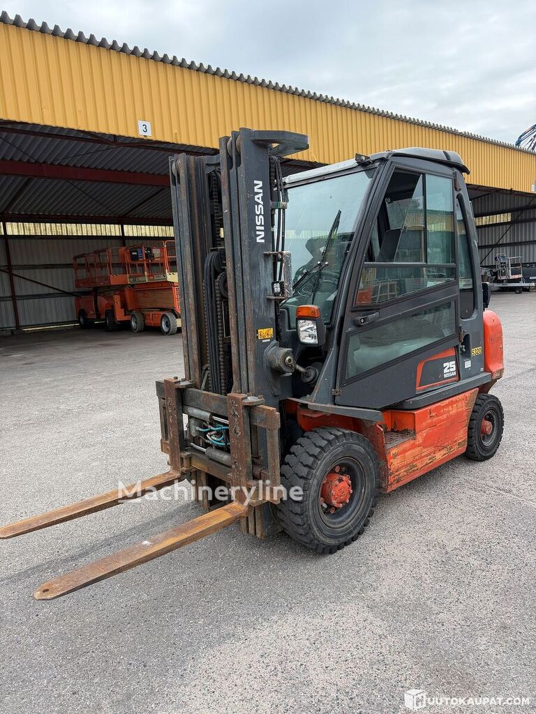 Prodaje se Nissan F002A250 2.5T diesel forklift, 2001, Lohja dizel viljuškar na aukciji