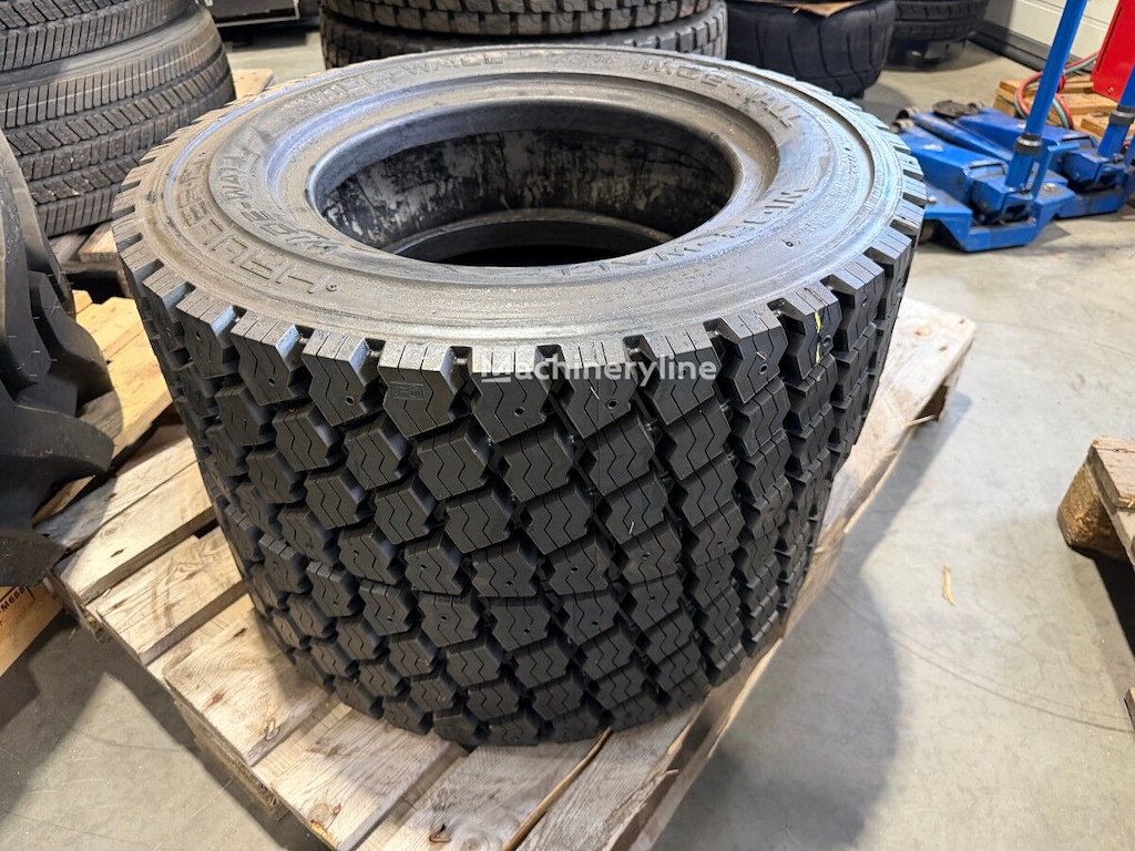 Prodaje se Andre Hauler LT Wide-Wall 250-15 N.H.S. industridekk - to dekk i gume za druge specijalne opreme na aukciji
