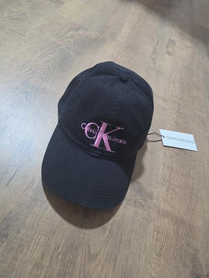 Calvin Klein kačket sa etiketom