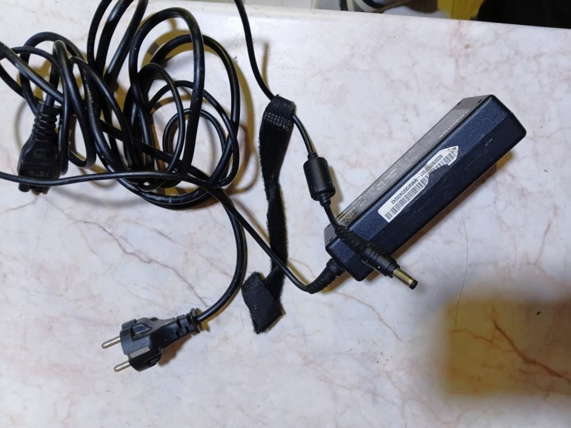 Toshiba 19v3.95a ADP 75SB BB
